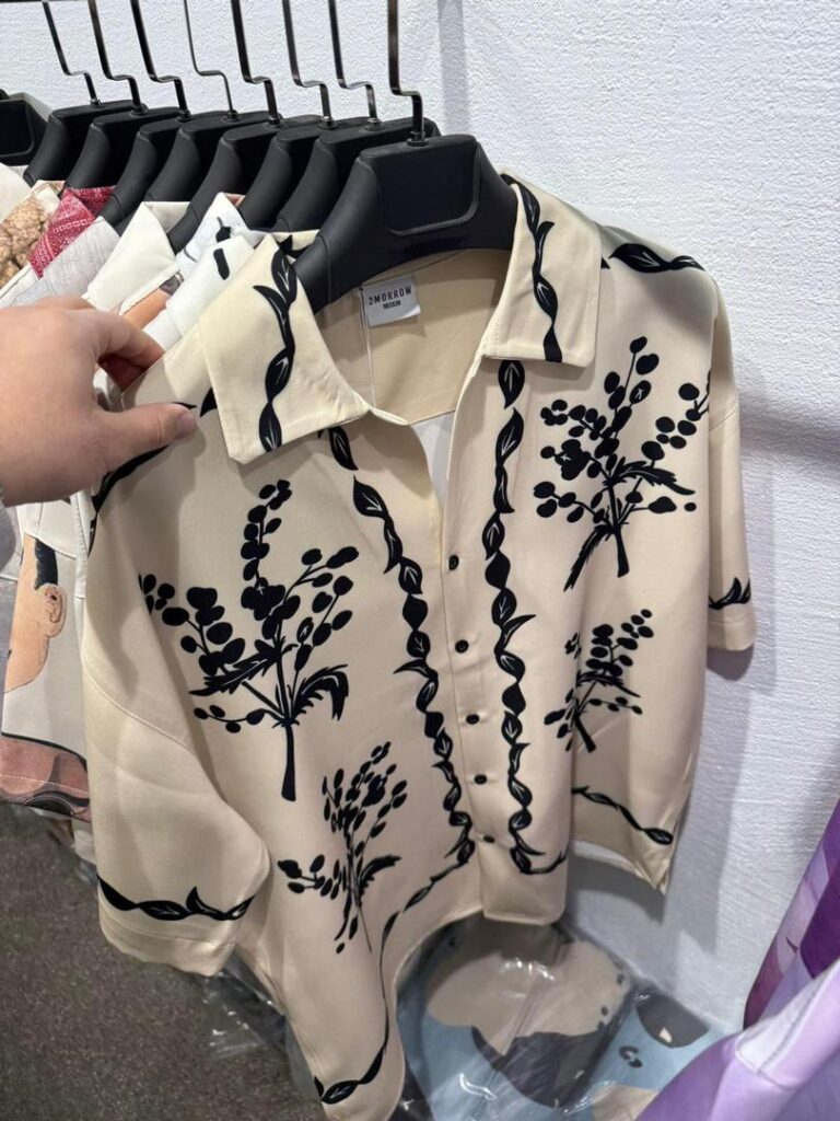 Modern Graphic Button-Up Shirt - Quality Meets Convenience